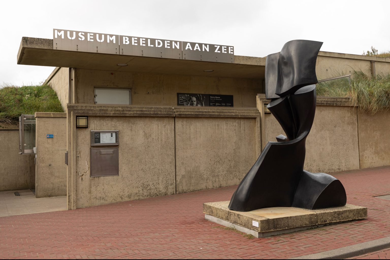 Henry Moore sculptures by the sea - Stelmaatje Travels